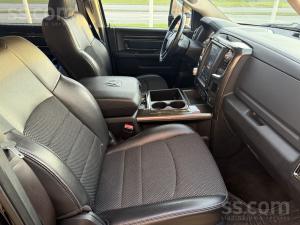 Black Dodge RAM 2015 in Riga, with an engine capacity of 5.70 L and mileage of 135 thousand km for 31900 €, photo 9 on AUTOMOTO.COM.LV