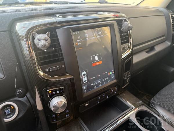 Black Dodge RAM 2015 in Riga, with an engine capacity of 5.70 L and mileage of 135 thousand km for 31900 €, photo 9 on AUTOMOTO.COM.LV