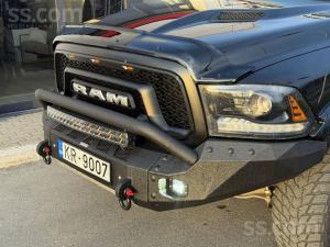 Black Dodge RAM 2015 in Riga, with an engine capacity of 5.70 L and mileage of 135 thousand km for 31900 €, photo 17 on AUTOMOTO.COM.LV