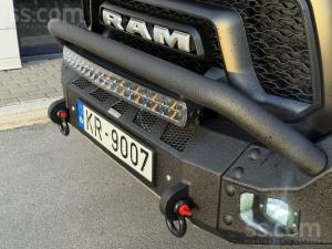 Black Dodge RAM 2015 in Riga, with an engine capacity of 5.70 L and mileage of 135 thousand km for 31900 €, photo 18 on AUTOMOTO.COM.LV