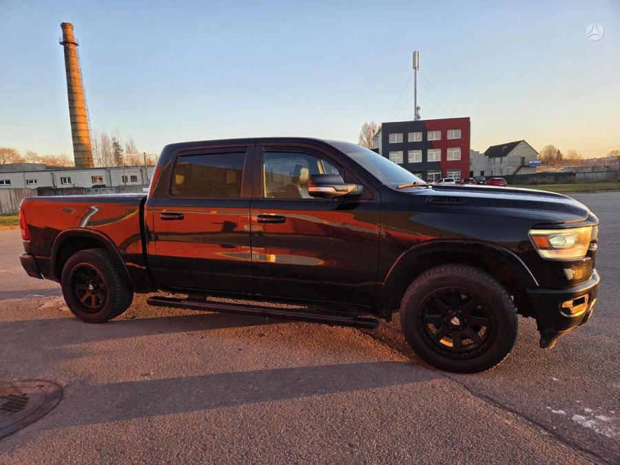Melns Dodge RAM 2019 Akmenė, ar dzinēja tilpumu 5.70 L un nobraukumu 345 tūkst. km par 26000 €, foto 1 vietnē AUTOMOTO.COM.LV