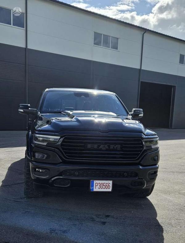 Black Dodge RAM 2020 in Plunge, with an engine capacity of 5.70 L and mileage of 59 thousand km for 45375 €, photo 1 on AUTOMOTO.COM.LV