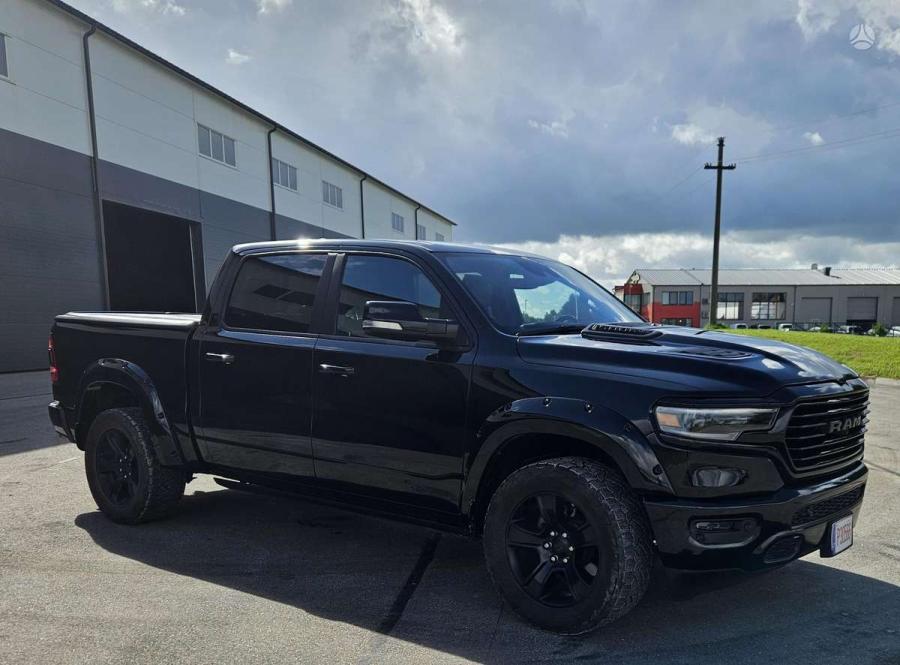 Black Dodge RAM 2020 in Plunge, with an engine capacity of 5.70 L and mileage of 59 thousand km for 45375 €, photo 3 on AUTOMOTO.COM.LV
