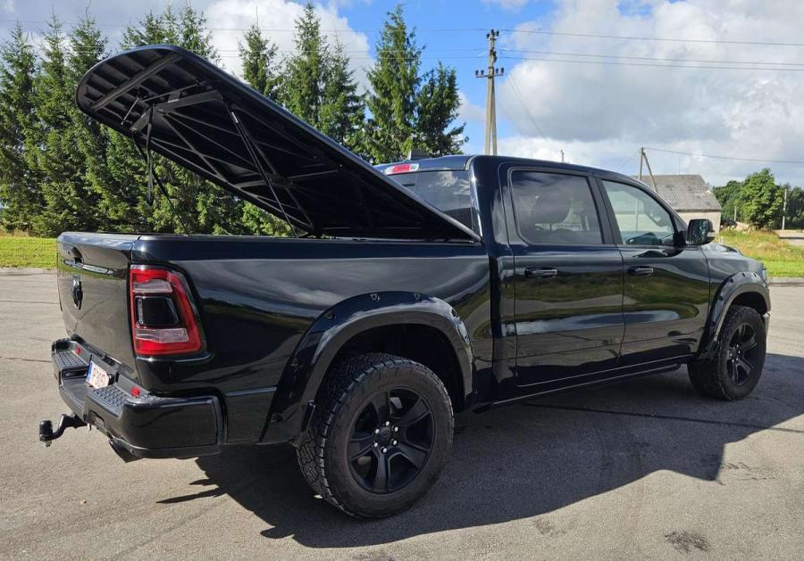 Black Dodge RAM 2020 in Plunge, with an engine capacity of 5.70 L and mileage of 59 thousand km for 45375 €, photo 4 on AUTOMOTO.COM.LV