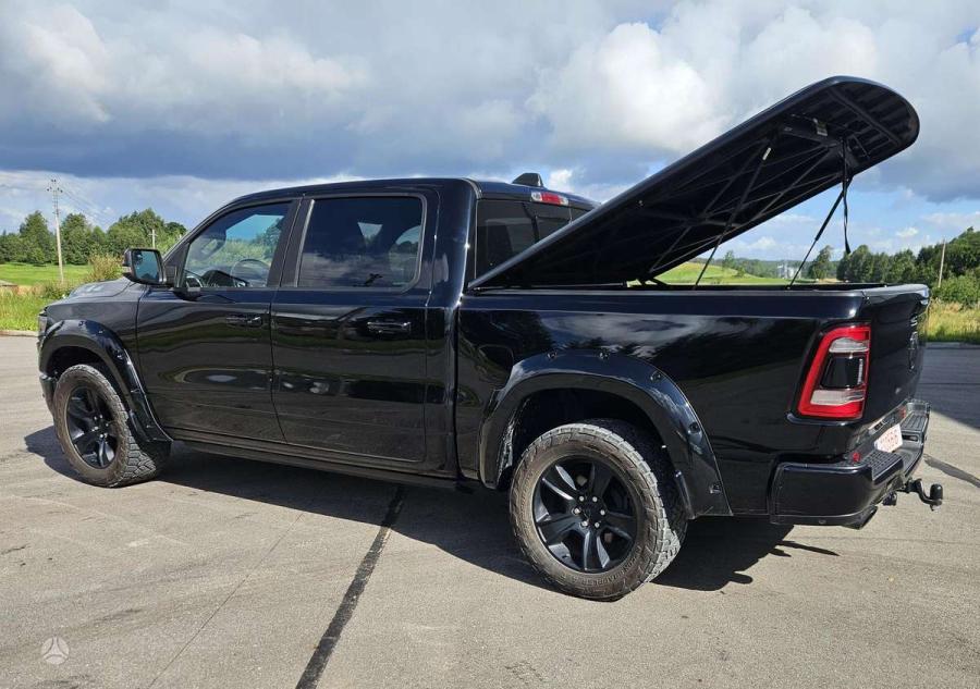Black Dodge RAM 2020 in Plunge, with an engine capacity of 5.70 L and mileage of 59 thousand km for 45375 €, photo 5 on AUTOMOTO.COM.LV