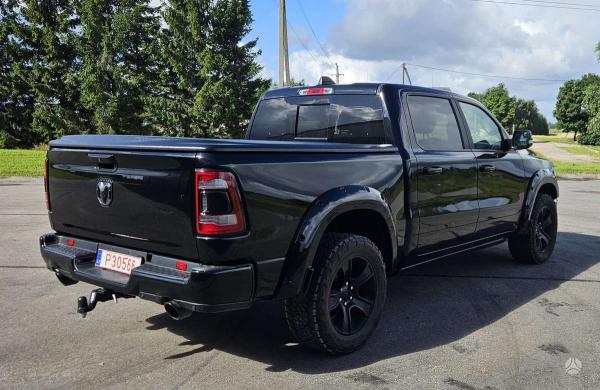Black Dodge RAM 2020 in Plunge, with an engine capacity of 5.70 L and mileage of 59 thousand km for 45375 €, photo 5 on AUTOMOTO.COM.LV