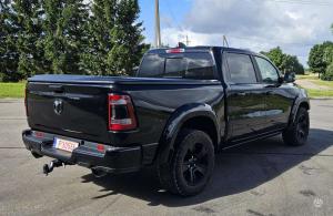 Black Dodge RAM 2020 in Plunge, with an engine capacity of 5.70 L and mileage of 59 thousand km for 45375 €, photo 6 on AUTOMOTO.COM.LV