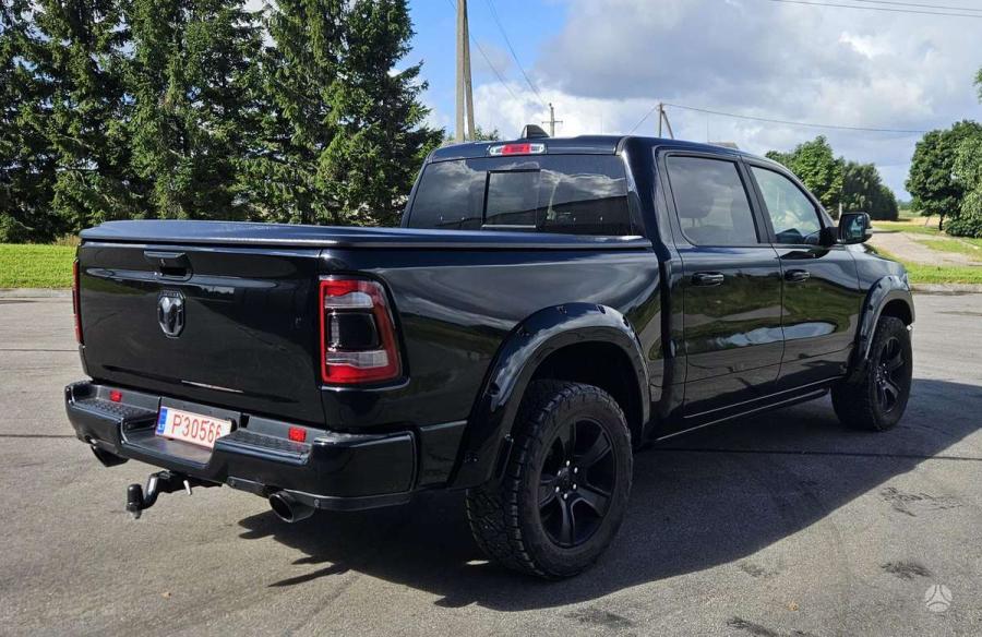 Black Dodge RAM 2020 in Plunge, with an engine capacity of 5.70 L and mileage of 59 thousand km for 45375 €, photo 6 on AUTOMOTO.COM.LV