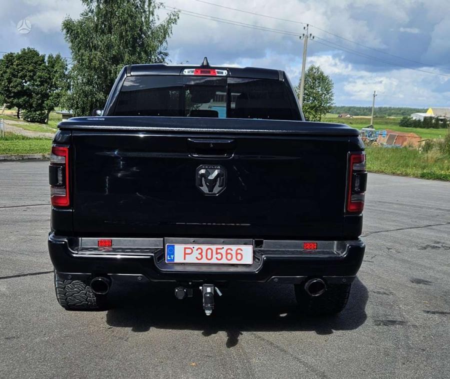 Black Dodge RAM 2020 in Plunge, with an engine capacity of 5.70 L and mileage of 59 thousand km for 45375 €, photo 7 on AUTOMOTO.COM.LV