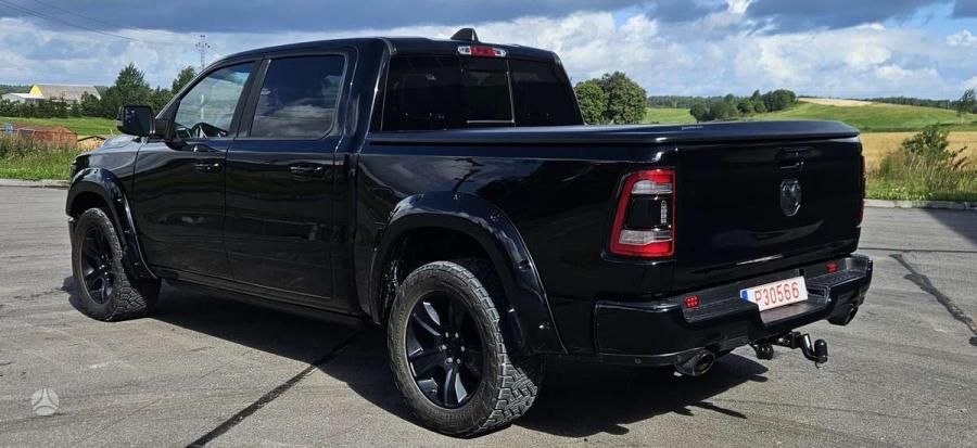 Black Dodge RAM 2020 in Plunge, with an engine capacity of 5.70 L and mileage of 59 thousand km for 45375 €, photo 8 on AUTOMOTO.COM.LV