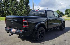 Black Dodge RAM 2020 in Plunge, with an engine capacity of 5.70 L and mileage of 59 thousand km for 45375 €, photo 9 on AUTOMOTO.COM.LV