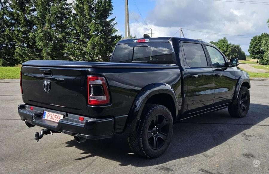 Black Dodge RAM 2020 in Plunge, with an engine capacity of 5.70 L and mileage of 59 thousand km for 45375 €, photo 9 on AUTOMOTO.COM.LV