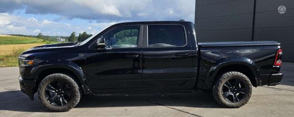 Black Dodge RAM 2020 in Plunge, with an engine capacity of 5.70 L and mileage of 59 thousand km for 45375 €, photo 9 on AUTOMOTO.COM.LV