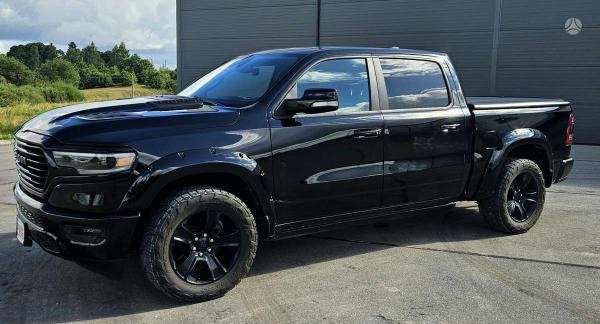 Black Dodge RAM 2020 in Plunge, with an engine capacity of 5.70 L and mileage of 59 thousand km for 45375 €, photo 10 on AUTOMOTO.COM.LV