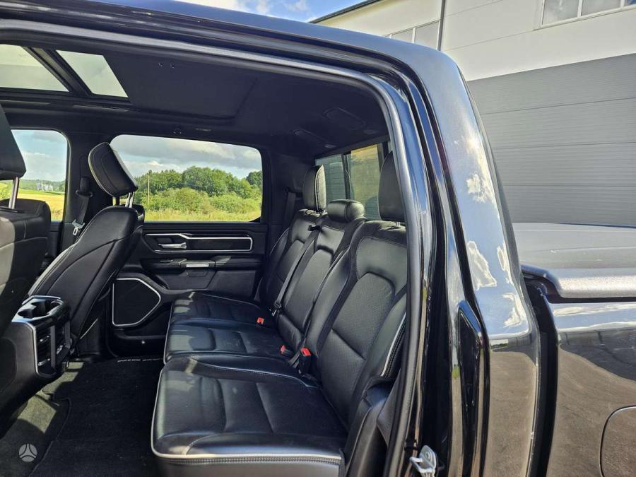 Black Dodge RAM 2020 in Plunge, with an engine capacity of 5.70 L and mileage of 59 thousand km for 45375 €, photo 15 on AUTOMOTO.COM.LV