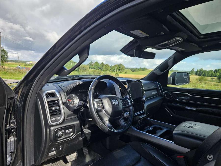 Black Dodge RAM 2020 in Plunge, with an engine capacity of 5.70 L and mileage of 59 thousand km for 45375 €, photo 16 on AUTOMOTO.COM.LV