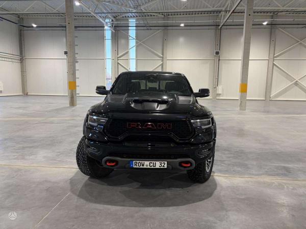 Black Dodge RAM 2021 in Kaunas, with an engine capacity of 6.20 L and mileage of 33 thousand km for 79500 €, photo 3 on AUTOMOTO.COM.LV