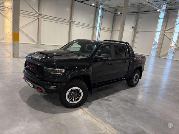 Black Dodge RAM 2021 in Kaunas, with an engine capacity of 6.20 L and mileage of 33 thousand km for 79500 €, photo 4 on AUTOMOTO.COM.LV