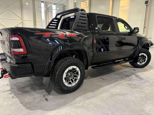 Black Dodge RAM 2021 in Kaunas, with an engine capacity of 6.20 L and mileage of 33 thousand km for 79500 €, photo 5 on AUTOMOTO.COM.LV