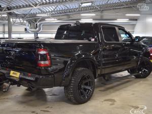 Black Dodge RAM 2021 in Riga, with an engine capacity of 5.70 L and mileage of 142 thousand km for 54900 €, photo 34 on AUTOMOTO.COM.LV