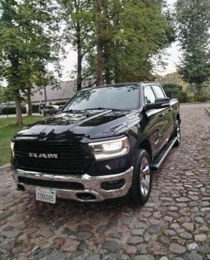 Melns Dodge RAM 2021 Prienai, ar dzinēja tilpumu 5.70 L un nobraukumu 75 tūkst. km par 29000 €, foto  vietnē AUTOMOTO.COM.LV