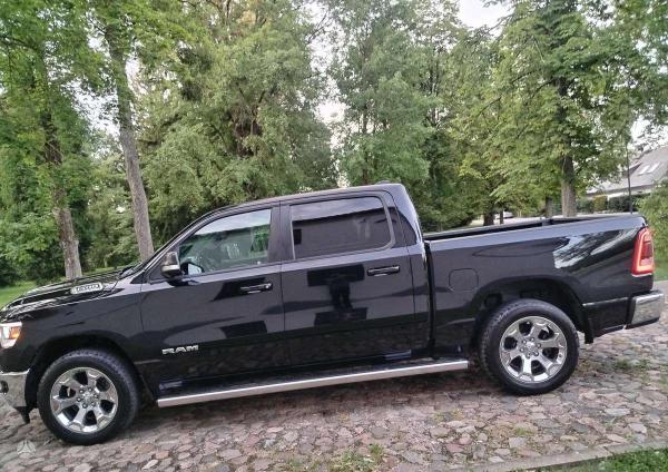 Black Dodge RAM 2021 in Prienai, with an engine capacity of 5.70 L and mileage of 75 thousand km for 29000 €, photo 3 on AUTOMOTO.COM.LV