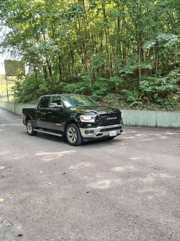 Black Dodge RAM 2021 in Prienai, with an engine capacity of 5.70 L and mileage of 75 thousand km for 29000 €, photo 5 on AUTOMOTO.COM.LV
