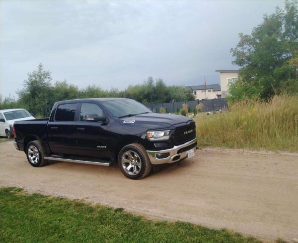 Black Dodge RAM 2021 in Prienai, with an engine capacity of 5.70 L and mileage of 75 thousand km for 29000 €, photo 7 on AUTOMOTO.COM.LV