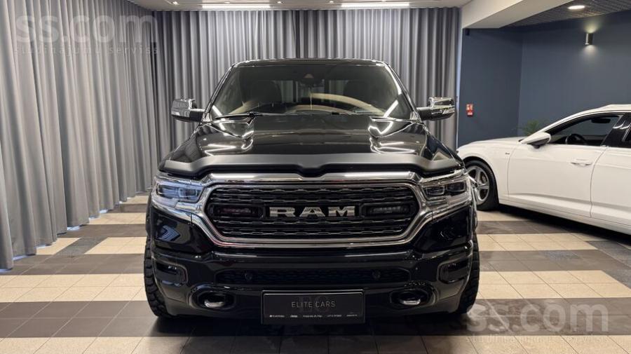 Melns Dodge RAM 2022 Rīga, ar dzinēja tilpumu 5.70 L un nobraukumu 52 tūkst. km par 69990 €, foto 2 vietnē AUTOMOTO.COM.LV