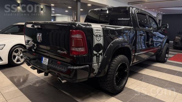 Black Dodge RAM 2022 in Riga, with an engine capacity of 5.70 L and mileage of 52 thousand km for 69990 €, photo 4 on AUTOMOTO.COM.LV