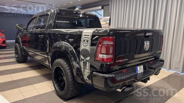 Black Dodge RAM 2022 in Riga, with an engine capacity of 5.70 L and mileage of 52 thousand km for 69990 €, photo 6 on AUTOMOTO.COM.LV