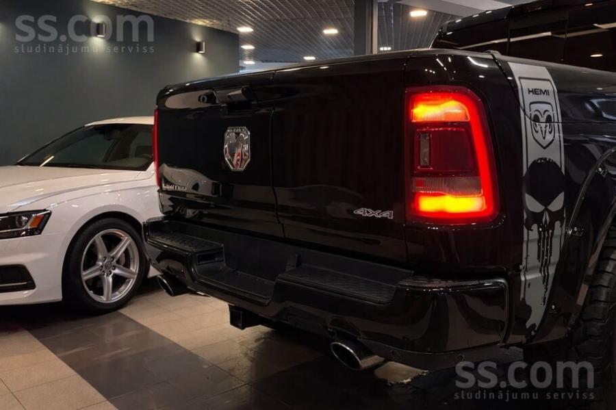 Melns Dodge RAM 2022 Rīga, ar dzinēja tilpumu 5.70 L un nobraukumu 52 tūkst. km par 69990 €, foto 32 vietnē AUTOMOTO.COM.LV