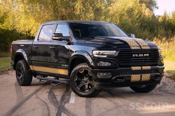 Black Dodge RAM 2022 in Riga, with an engine capacity of 5.70 L and mileage of 72 thousand km for 49000 €, photo 1 on AUTOMOTO.COM.LV