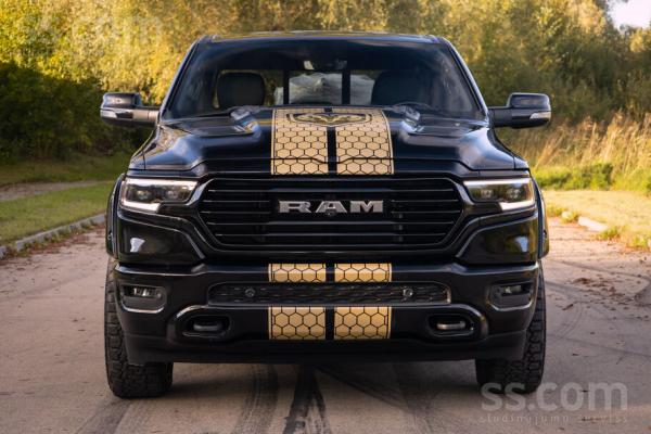 Black Dodge RAM 2022 in Riga, with an engine capacity of 5.70 L and mileage of 72 thousand km for 49000 €, photo 3 on AUTOMOTO.COM.LV