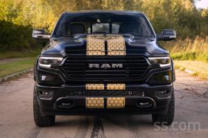 Black Dodge RAM 2022 in Riga, with an engine capacity of 5.70 L and mileage of 72 thousand km for 49000 €, photo 3 on AUTOMOTO.COM.LV