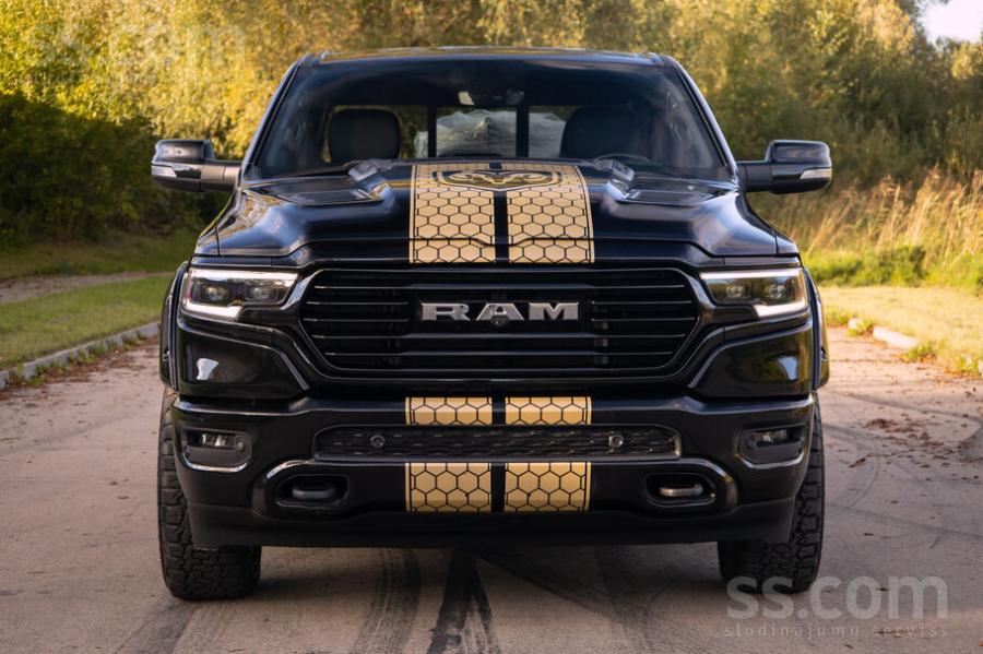 Black Dodge RAM 2022 in Riga, with an engine capacity of 5.70 L and mileage of 72 thousand km for 49000 €, photo 3 on AUTOMOTO.COM.LV