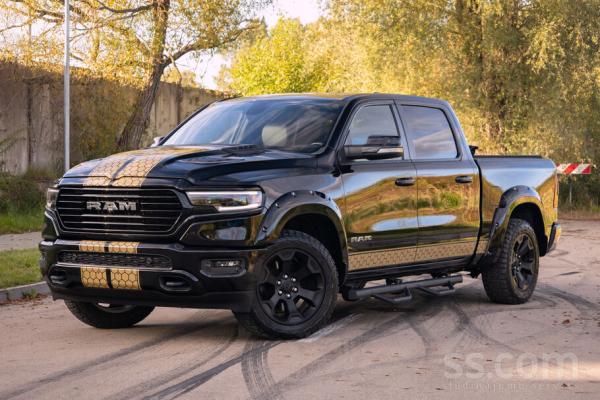 Black Dodge RAM 2022 in Riga, with an engine capacity of 5.70 L and mileage of 72 thousand km for 49000 €, photo 4 on AUTOMOTO.COM.LV