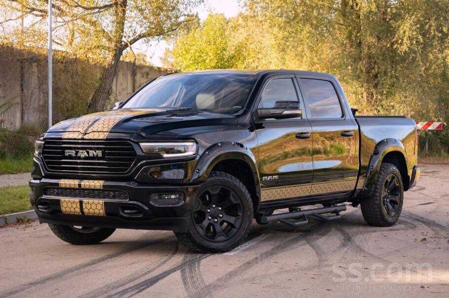 Black Dodge RAM 2022 in Riga, with an engine capacity of 5.70 L and mileage of 72 thousand km for 49000 €, photo 4 on AUTOMOTO.COM.LV