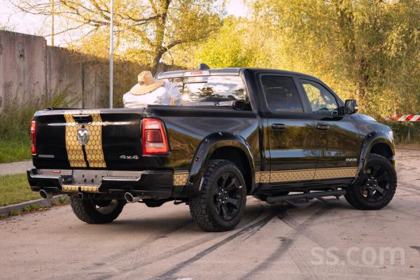 Black Dodge RAM 2022 in Riga, with an engine capacity of 5.70 L and mileage of 72 thousand km for 49000 €, photo 5 on AUTOMOTO.COM.LV