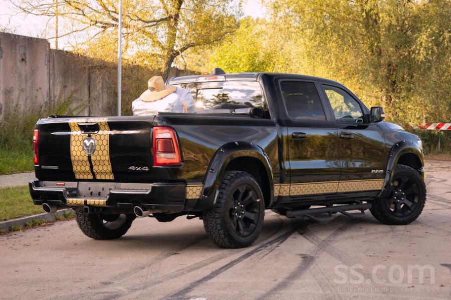 Black Dodge RAM 2022 in Riga, with an engine capacity of 5.70 L and mileage of 72 thousand km for 49000 €, photo 5 on AUTOMOTO.COM.LV