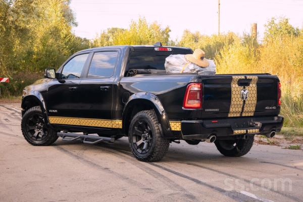 Black Dodge RAM 2022 in Riga, with an engine capacity of 5.70 L and mileage of 72 thousand km for 49000 €, photo 6 on AUTOMOTO.COM.LV