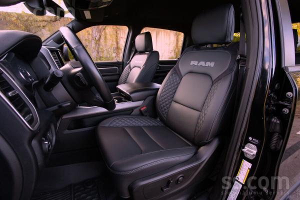 Black Dodge RAM 2022 in Riga, with an engine capacity of 5.70 L and mileage of 72 thousand km for 49000 €, photo 7 on AUTOMOTO.COM.LV