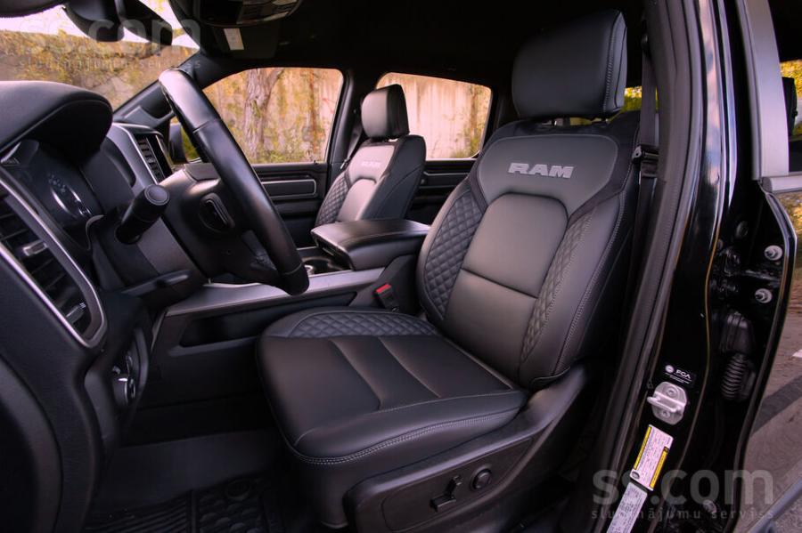 Black Dodge RAM 2022 in Riga, with an engine capacity of 5.70 L and mileage of 72 thousand km for 49000 €, photo 7 on AUTOMOTO.COM.LV