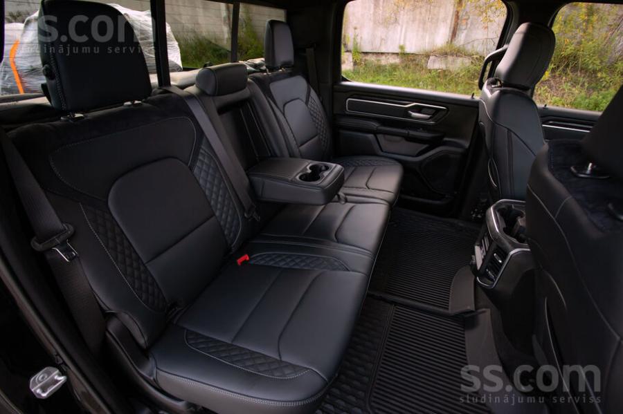 Black Dodge RAM 2022 in Riga, with an engine capacity of 5.70 L and mileage of 72 thousand km for 49000 €, photo 8 on AUTOMOTO.COM.LV