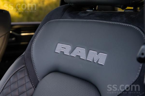 Black Dodge RAM 2022 in Riga, with an engine capacity of 5.70 L and mileage of 72 thousand km for 49000 €, photo 9 on AUTOMOTO.COM.LV