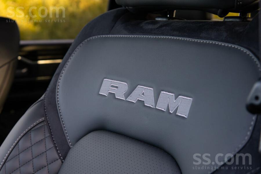 Black Dodge RAM 2022 in Riga, with an engine capacity of 5.70 L and mileage of 72 thousand km for 49000 €, photo 9 on AUTOMOTO.COM.LV