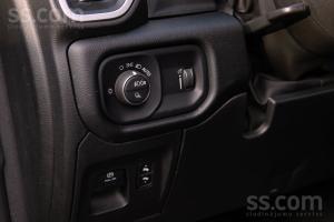 Black Dodge RAM 2022 in Riga, with an engine capacity of 5.70 L and mileage of 72 thousand km for 49000 €, photo 11 on AUTOMOTO.COM.LV
