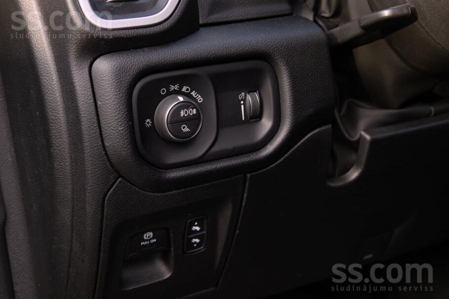 Black Dodge RAM 2022 in Riga, with an engine capacity of 5.70 L and mileage of 72 thousand km for 49000 €, photo 11 on AUTOMOTO.COM.LV