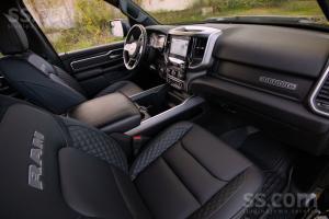 Black Dodge RAM 2022 in Riga, with an engine capacity of 5.70 L and mileage of 72 thousand km for 49000 €, photo 12 on AUTOMOTO.COM.LV
