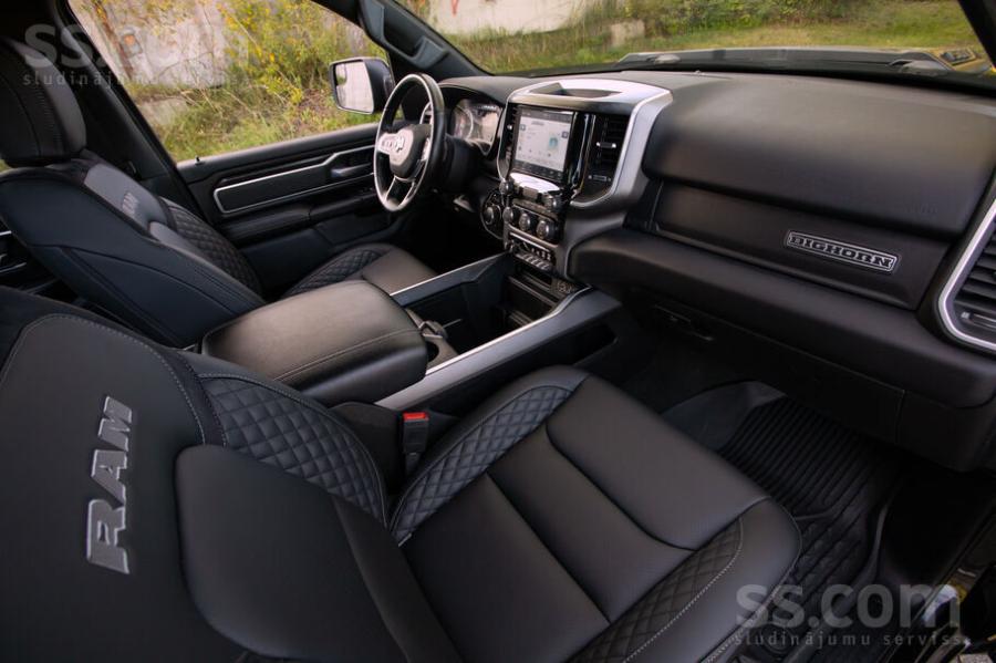 Black Dodge RAM 2022 in Riga, with an engine capacity of 5.70 L and mileage of 72 thousand km for 49000 €, photo 12 on AUTOMOTO.COM.LV